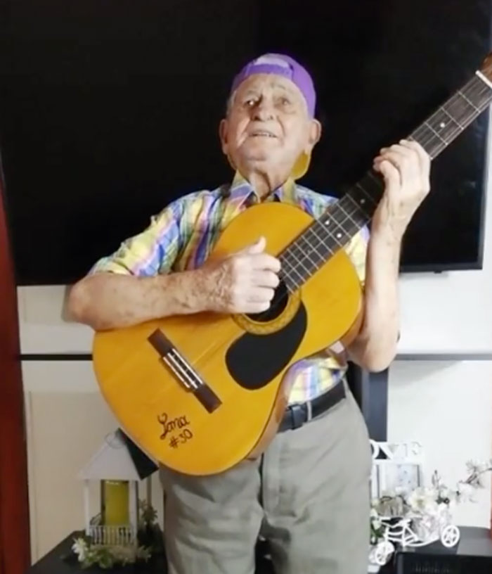 Abuelito recrea escenas de películas y series en TikTok - El País de ...